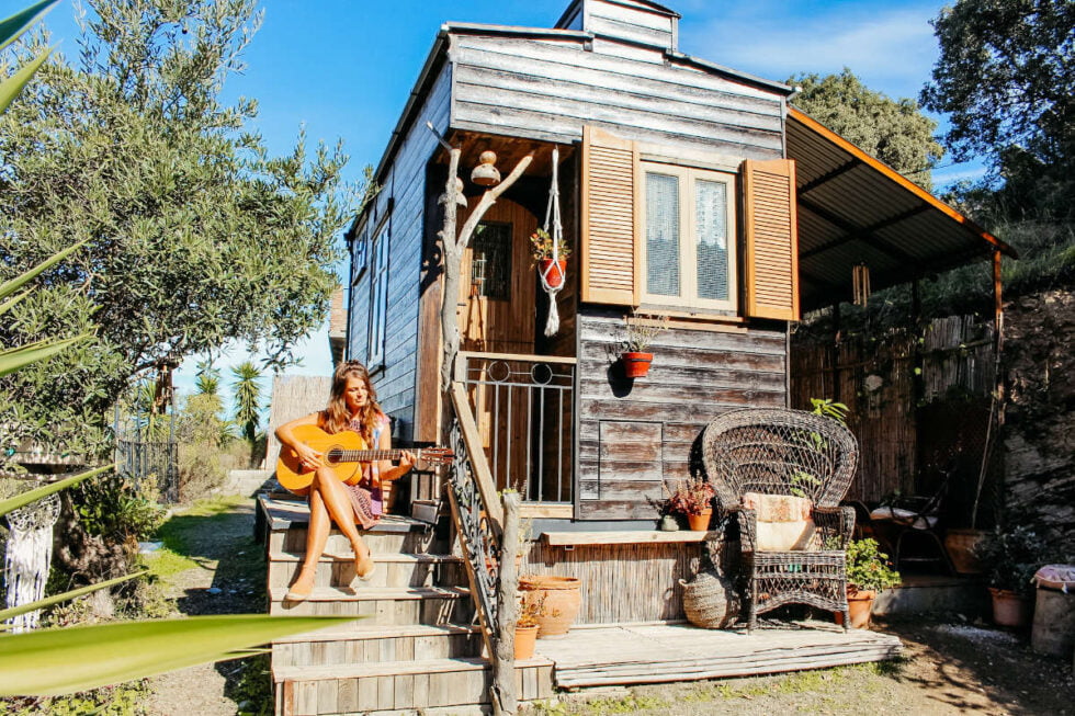 Junge Frau baut sich ein Tiny House für 5.000